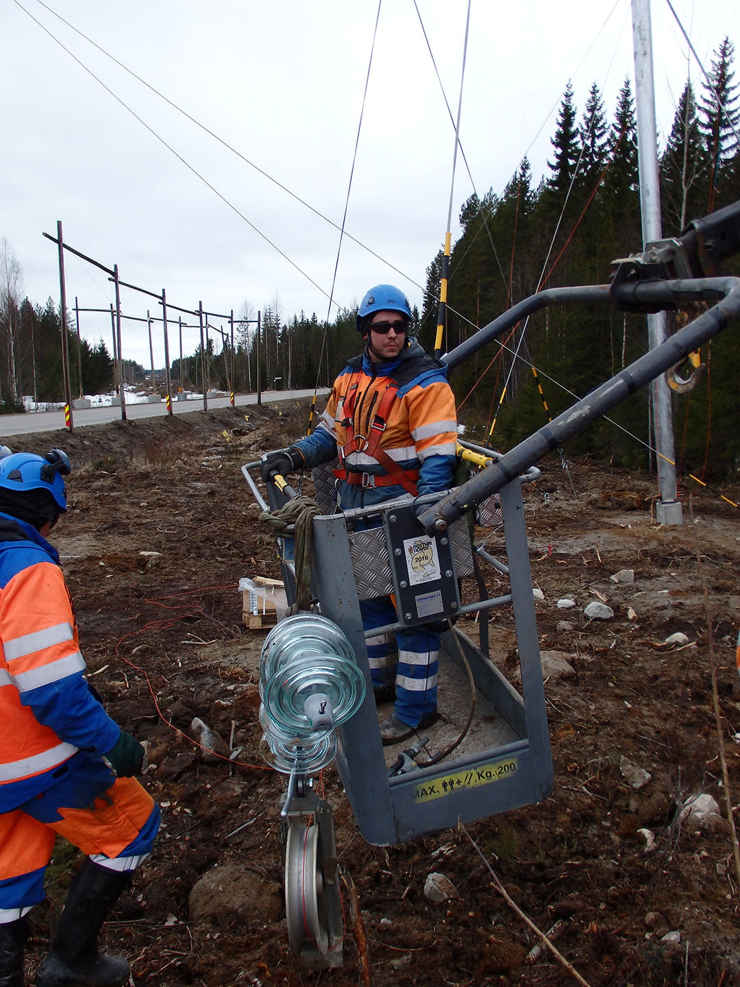Voimatelin ammattilaiset ahkeroivat 110 kV siirtoverkkoja/ Järvi-Suomen ...